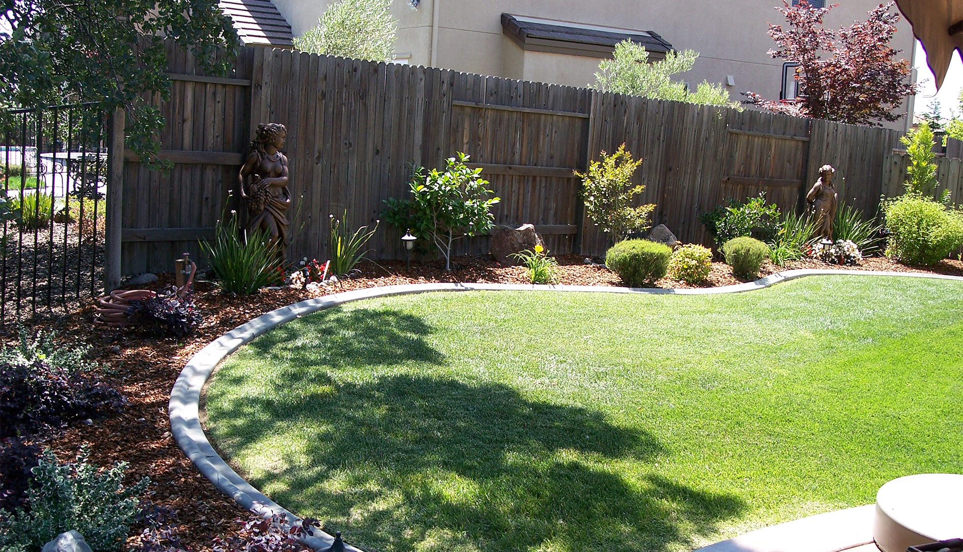 Lavish Gardens Landscape | Making the Most of Lighting and Seasonal ...